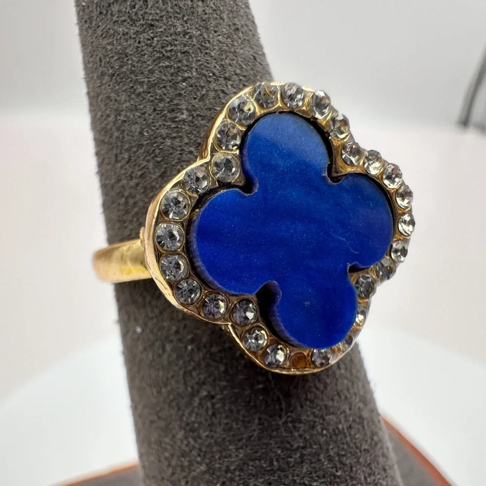 The Unbranded Brand | Jewelry | Vintage 9s Goldtone Blue Clover Ring ...